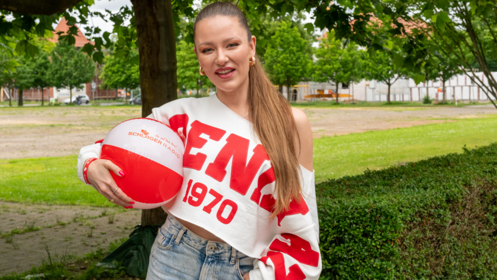 Joelina Drews frischt Lippen auf · Schlager Radio (Original)